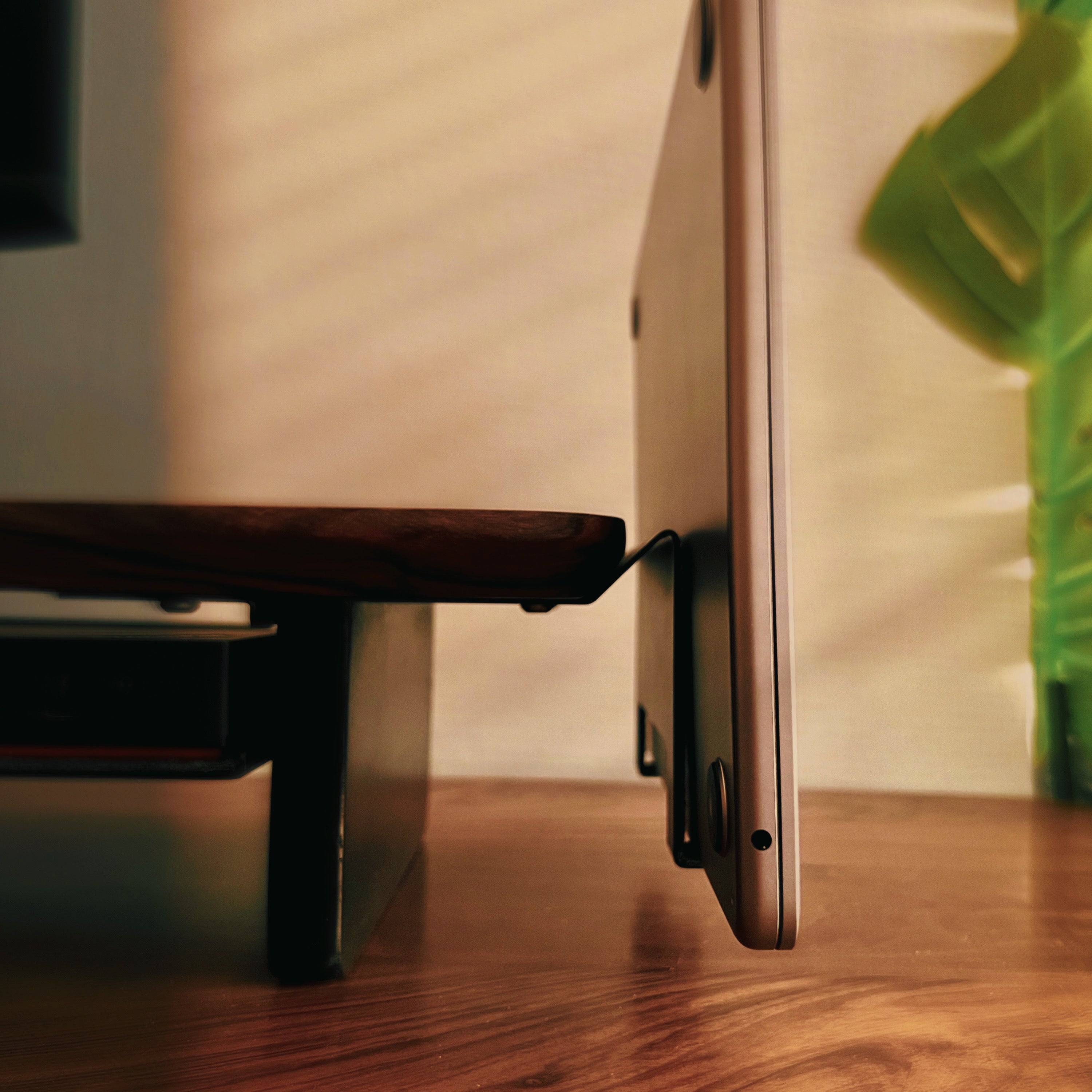 GOMYART - Sleek Metal Laptop Dock for an Organized Workspace